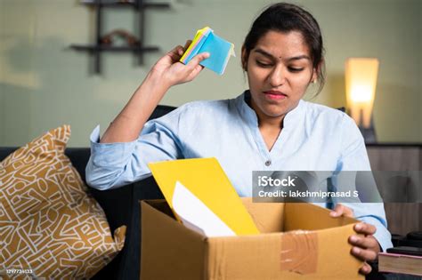 화가 난 사업가 직원은 일자리 손실로 인해 상자 안에 스티커 메모를 던지고 해고 해고 또는 경고없이 회사에서 해고또는 해고 불쾌한에 대한 스톡 사진 및 기타 이미지 Istock