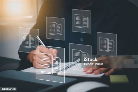 문서 관리 개념입니다 온라인 정보 데이터베이스 가상 화면의 시스템 가상현실에 대한 스톡 사진 및 기타 이미지 가상현실 검색 경영자 Istock