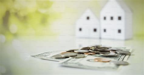 흐릿한 배경에 집 개념을 위해 돈을 절약하는 복사 공간â ̈집 개념에 대한 돈을 절약하는 복사 공간 사진 Unsplash의 클로즈업 이미지