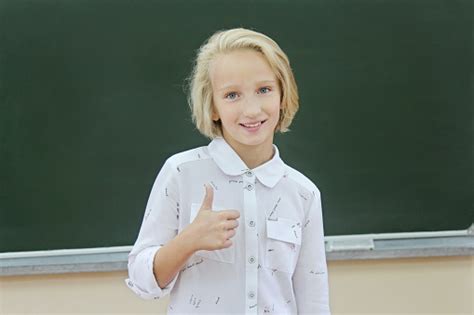 행복 한 여 학생 교실 녹색 칠판 근처에 엄지 표시 아이 배우를 좋아한다 공부에 대한 스톡 사진 및 기타 이미지 공부 과학 교실 Istock