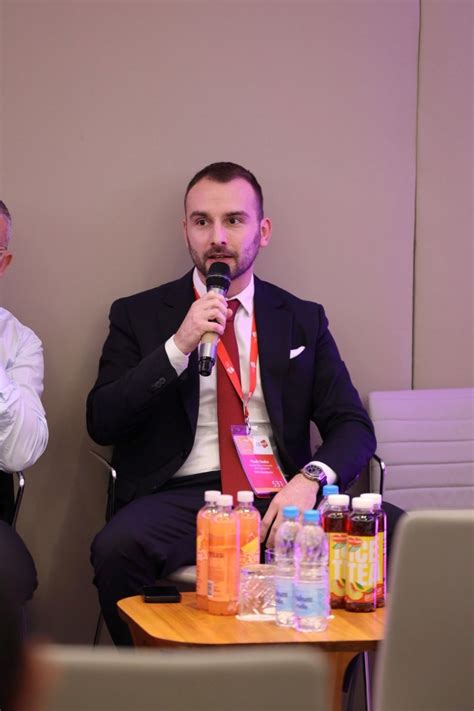 Раководителот на Човечки ресурси и организација заедно со тимот за Регрутација и брендирање на