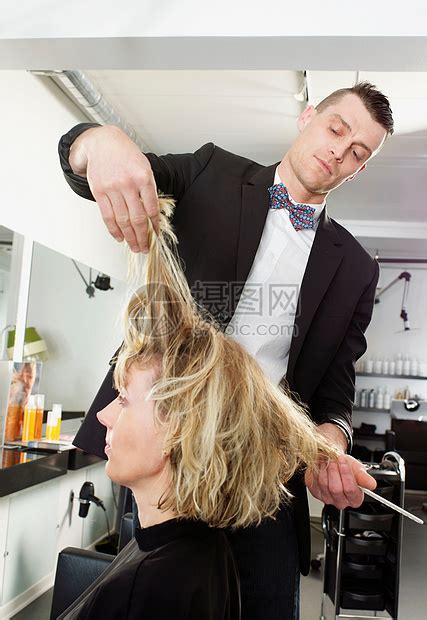 理发店理发的女性高清图片下载 正版图片501508086 摄图网