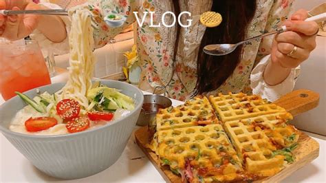 Eng 자취생 브이로그 🧇비오는날 콩국수랑 와플팬으로 해물파전 만들고🍗 허니콤보 만들어먹는 자취일상 이마트장보기감자고르케스콘홈카페도시락콩국수메론시켜먹자곱창