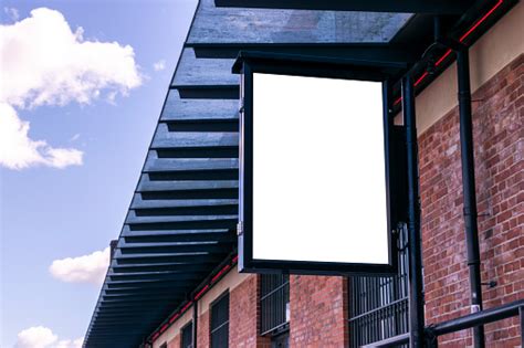 도시 거리에 빈 흰색 광고 판입니다 거리와 건물 배경 비웃는 다 거리에 포스터입니다 텍스트에 대 한 빈 공간입니다 공간에 복사 합니다 격리 된 흰 스크린입니다 배너 광고에