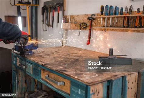 작은 금속 작업장에서 분쇄기로 강철을 절단하는 금속 작업자 20 29세에 대한 스톡 사진 및 기타 이미지 20 29세 강철