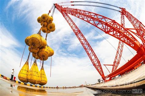 浙江温州海上风电配套泊位1200桅杆式起重机完成载荷试验 人民图片网