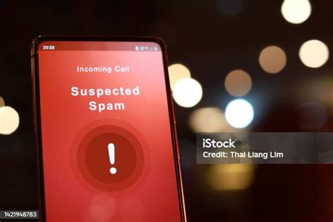 알 수 없는 발신자의 스팸 의심 전화가 조명이 켜진 배경에 대해 스마트폰 디스플레이 화면을 표시했습니다 사기꾼에 대한 스톡 사진