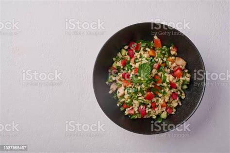 벌거 또는 쿠스쿠스 가금류 고기 파슬리 민트 레몬 토마토로 만든 중동 전통 샐러드 Tabbouleh 쿠스쿠스 주식에 대한 스톡 사진 및 기타 이미지 Istock