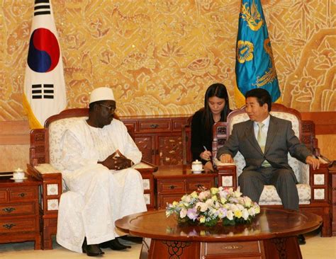 [노무현사료관] [꽁데 기니공화국 외교장관과 환담을 나누는 노무현 대통령]