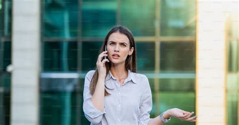 정장을 입은 사업가는 전화로 이야기하고 클립보드를 들고 계약서에 문제가 있습니다 직장에서의 서류 작업 실패에 대해 분노한 사업가 갈등을 겪고있는 경영진 사진