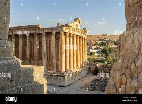 Temple De Bacchus Au Site Archéologique Romain De Baalbek 86km Au Nord