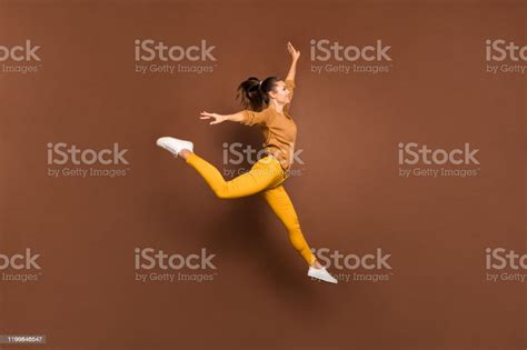 전체 길이 바디 사이즈 사진 의 쾌활 한 귀여운 매력적인 매력적인 젊은이 춤 프로 발레리나 달리기 사이드 프로파일 고립 된 갈색 파스텔 색상 배경 갈색에 대한 스톡 사진 및