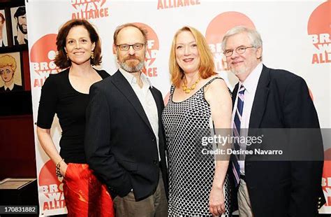 155 David Hyde Pierce Sigourney Weaver Fotos Und Hochauflösende Bilder