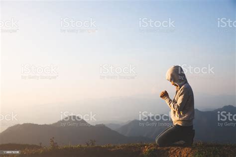 한 여성이 산에서 하나님께 기도하고 있습니다 종교에 대한 믿음과 축복의 배경에 하나님에 대한 믿음으로 손을기도 소망이나 사랑과 헌신의 힘 기도하기에 대한 스톡 사진 및 기타