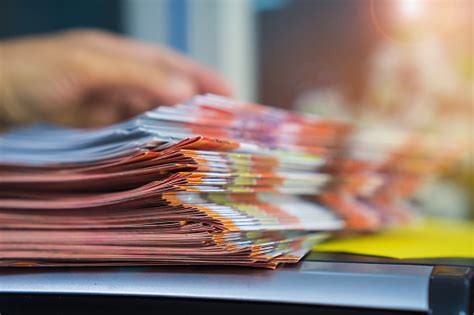 사업은 비즈니스 데스크에 대 한 종이 문서 연례 보고서 파일 비즈니스 사무실 개념 소프트 포커스에 대 한 비즈니스 서류 검색 안내 책자 스택 보고서 손 관료에 대한 스톡