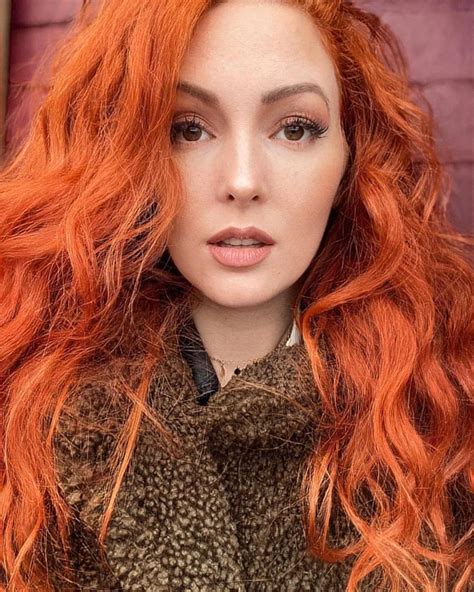 Nicole Simone Scrolller