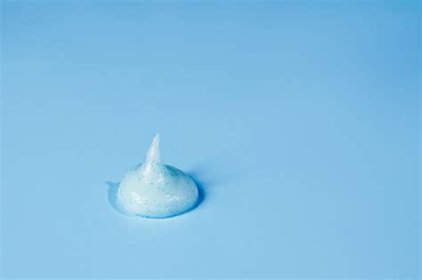 파란색 배경에 고립 된 크림 스크럽 얼룩 얼룩 스트로크 화장품 각질 제거 스크럽 텍스처 블루 스킨케어 마스크 샘플 컷 아웃 깨끗