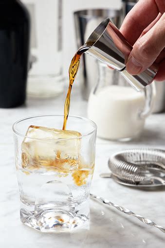 남자의 손이 커피 리큐어를 얼음이 달린 유리에 붓는다 화이트 러시아어 칵테일 준비 칵테일에 대한 스톡 사진 및 기타 이미지 칵테일 커피 리큐르 각얼음 Istock