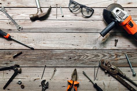 거친 나무 배경에 빈티지 목공 도구와 평면 평신도 구성 목수 다른 도구와 상단보기 워크 벤치 목공 장인 정신 및 수공 컨셉 그라인더 산업 장비에 대한 스톡 사진 및 기타