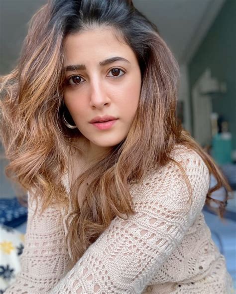 Nupur Sanon Scrolller