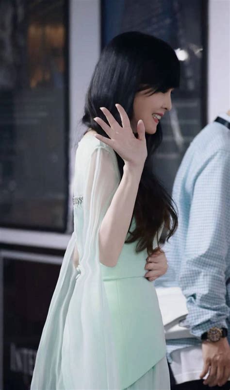 周慧敏晒与任贤齐合照 着湖绿色礼服满满女神范