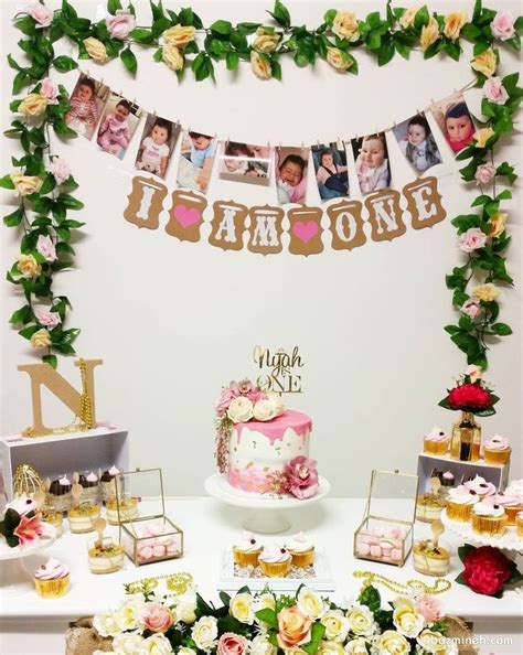 دکوراسیون ساده و زیبای جشن تولد یکسالگی دخترونه با تم سفید صورتی و ایده جالب آویزان کردن عکس های