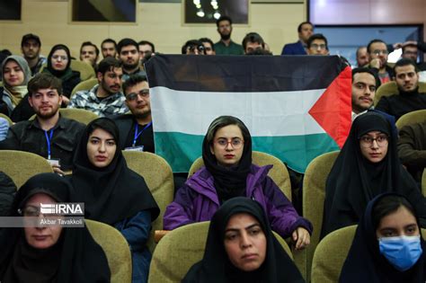 پوشش‌های متفاوت دختران دانشجو در دیدار با ابراهیم رئیسی عکس خبرآنلاین