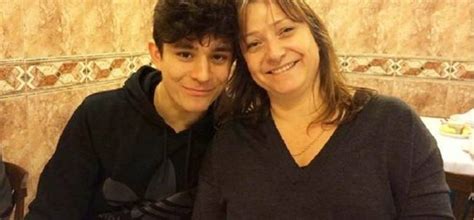 Um Rapaz De Anos Se Joga Na Frente De Um Trem Em Movimento O Que Os Pais Descobrem Depois