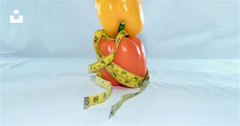 줄자에 싸인 피망과 노란 피망 사진 Unsplash의 무료 음식 이미지