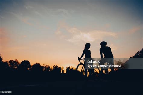 밖에서 도로 자전거를 타고 헬멧과 선글라스를 착용 한 부부 자전거 타기에 대한 스톡 사진 및 기타 이미지 자전거 타기 모험 2명 Istock