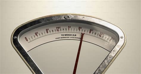 고립된 흰색 스튜디오 배경에 있는 60년대의 빈티지 식료품점 식품 저울 3d 렌더링 사진 Unsplash의 저울 이미지