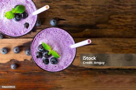 블루베리 스무디 보라색 다채로운 과일 주스 밀크 블렌드 음료 건강 한 고 단백 상단 보기에서 나무 바탕에 유리 음료 에피소드 아침에 맛 있는 맛 0명에 대한 스톡 사진 및