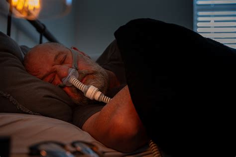 수면 무호흡증 진단을 받은 후 Cpap 기계를 착용한 성숙한 성인 남성 60 64세에 대한 스톡 사진 및 기타 이미지 60 64세 Cpap 기계 건강 진단 Istock