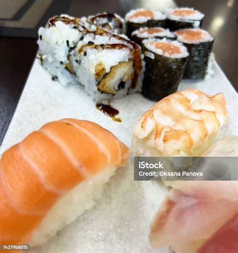 일본 음식 초밥 사시미 레인보우 스시 롤 연어 장어 참치 아보카도 로얄 새우 크림 치즈 필라델피아 캐비어 토비카 추카 초밥 메뉴 0명에 대한 스톡 사진 및 기타 이미지