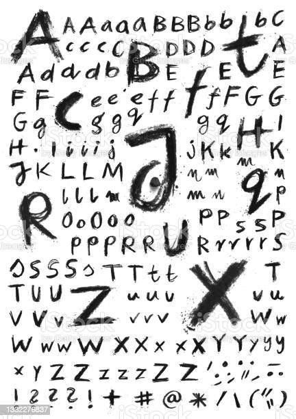 더러운 편지 검은 숯 연필 알파벳과 표지판에 의해 그려진 단단히 손으로 가득 종이의 흰색 시트 개인화 된 디자인 템플릿벡터 그림