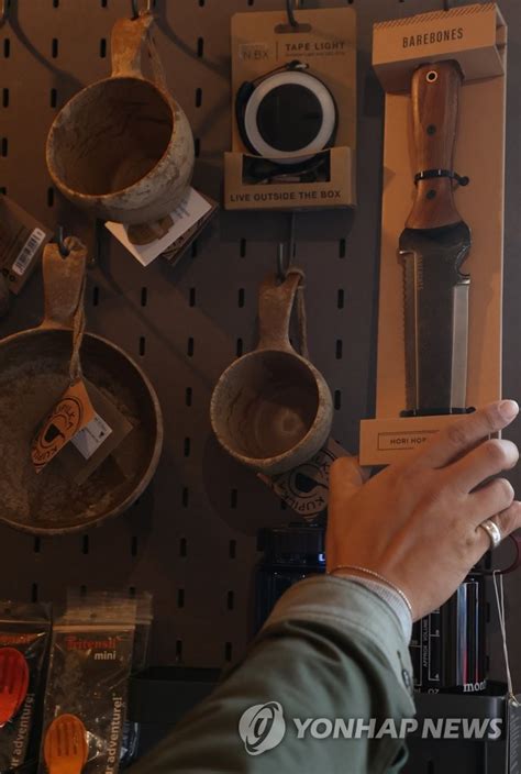 캠핑용품 살펴보는 시민들 연합뉴스