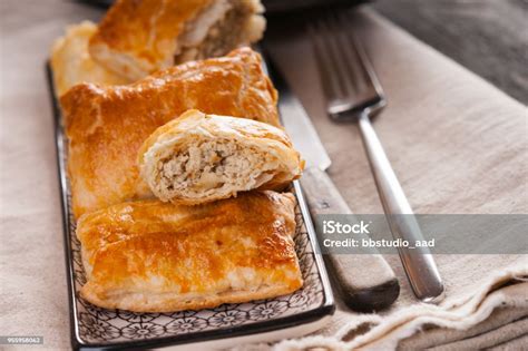 퍼프 페이스 트리 접시 나이프와 포크에 고기에서 만든 파이 0명에 대한 스톡 사진 및 기타 이미지 0명 고기 구이 Istock