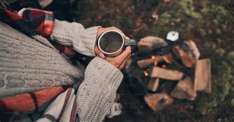 모닥불 근처에서 몸을 녹이는 동안 휴식을 취하고 있는 젊은 커플의 평면도를 닫습니다 사진 Unsplash의 젊은이 이미지