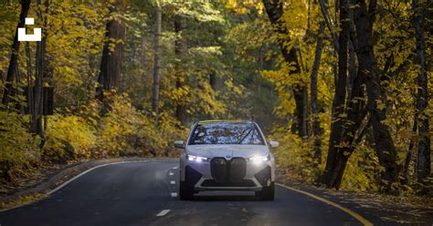 나무로 둘러싸인 도로를 달리는 차 사진 Unsplash의 무료 자동차 이미지