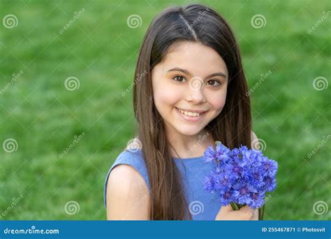 Jovencita Alegre Con Flores Linda Chica Con Ramo De Primavera Retrato