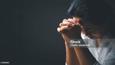 기독교 가톨릭 생활 위기 기도 여자는 더 나은 삶을 기원하기 위해 축복을 위해 신에게기도합니다 사람이 하나님께 기도하는 손 용서를 구하고 선을 믿습니다 여성 숭배 기도하기에