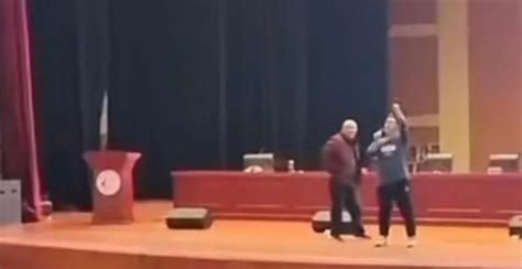 被问责的 庐江某中学”：不会处理抢话筒学生腾讯新闻