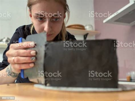 블랙 디자이너 케이크의 단계별 준비입니다 제과 케이크에 설탕 프로 스 팅 블랙을 적용 하 고 있다 개념에 대한 스톡 사진 및 기타 이미지 Istock