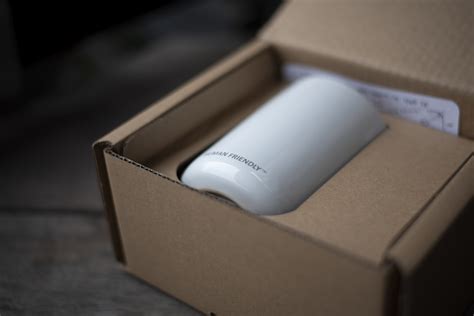 테이블 위의 판지 상자에 있는 흰색 개체 사진 Unsplash의 무료 미국 이미지