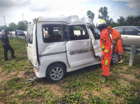 ရန်ကုန် မန္တလေးအမြန်လမ်းမကြီး၌ အိမ်စီးကားတစ်စီး မိုင်တိုင်နှင့် Guardrail တန်းအားတိုက်မိခဲ့ရာ