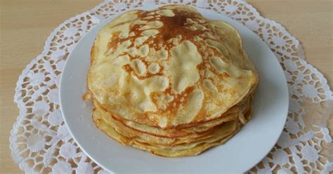 შედედებული რძის ტკბილი ბლინები ცხვება უფრო სწრაფად ვიდრე რძის