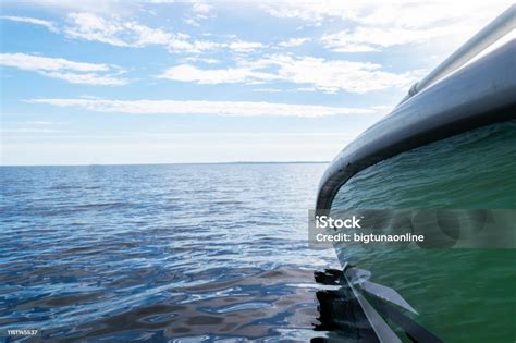 측면 보기 물 방울과 낚시 모터 보트를 과속 빠른 낚시 요트와 푸른 바다 바다 물 파도 반사입니다 푸른 바다에서 모터 보트 오션 요트 요트 데크에서의 일몰 0명에 대한 스톡