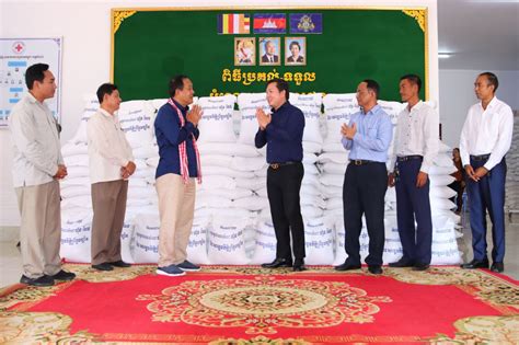 រដ្ឋបាលខេត្តកំពង់ធំ ទទួលអង្ករចំនួន២០០តោន និងថវិកាចំនួន១៥ម៉ឺនដុល្លារ ពីសម្ដេចតេជោ ហ៊ុន សែន