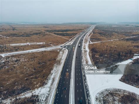 자동차와 화물 물류 트럭 트래픽과 시골에서 겨울 아스팔트 고속도로 또는 고속도로도로에 무인 항공기에서 공중 또는 평면도 0명에
