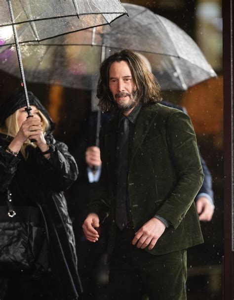 Рідкісні кадри елегантний і самотній Кіану Рівз на премєрі фільму Джон Вік 4 ФОТО Караван